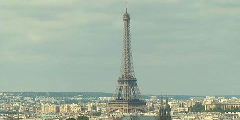 Kulla ‘Eiffel’ feston ditelindjen e 130-te - AgroNews.Al